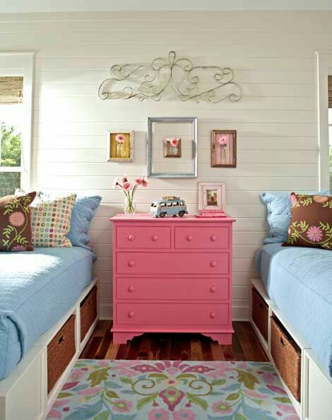 Una cómoda fucsia de estilo boho chic