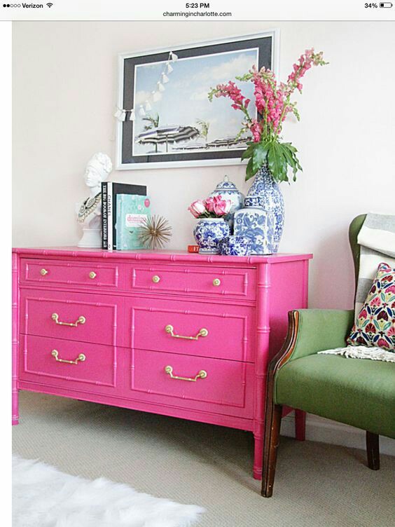 Una cómoda fucsia de estilo boho chic