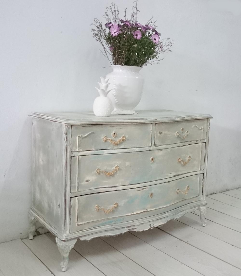 Cómoda vintage estilo Luis XV decapada en tonos pastel | Bohemian and chic