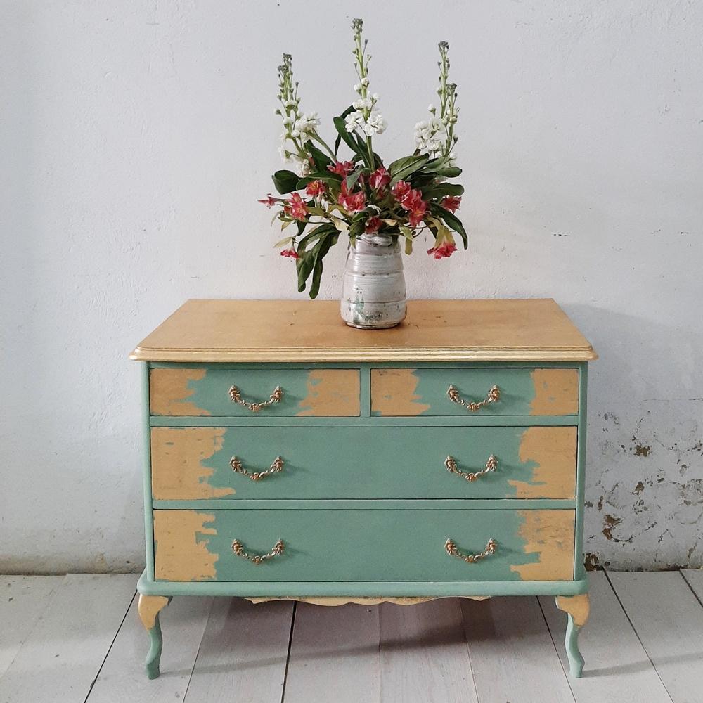 Cómoda vintage verde salvia y dorado | Bohemian and chic