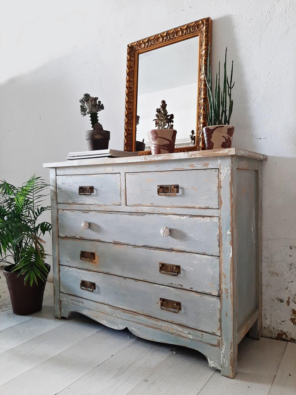 Cómoda rústica decapada verde grisáceo | Bohemian and chic