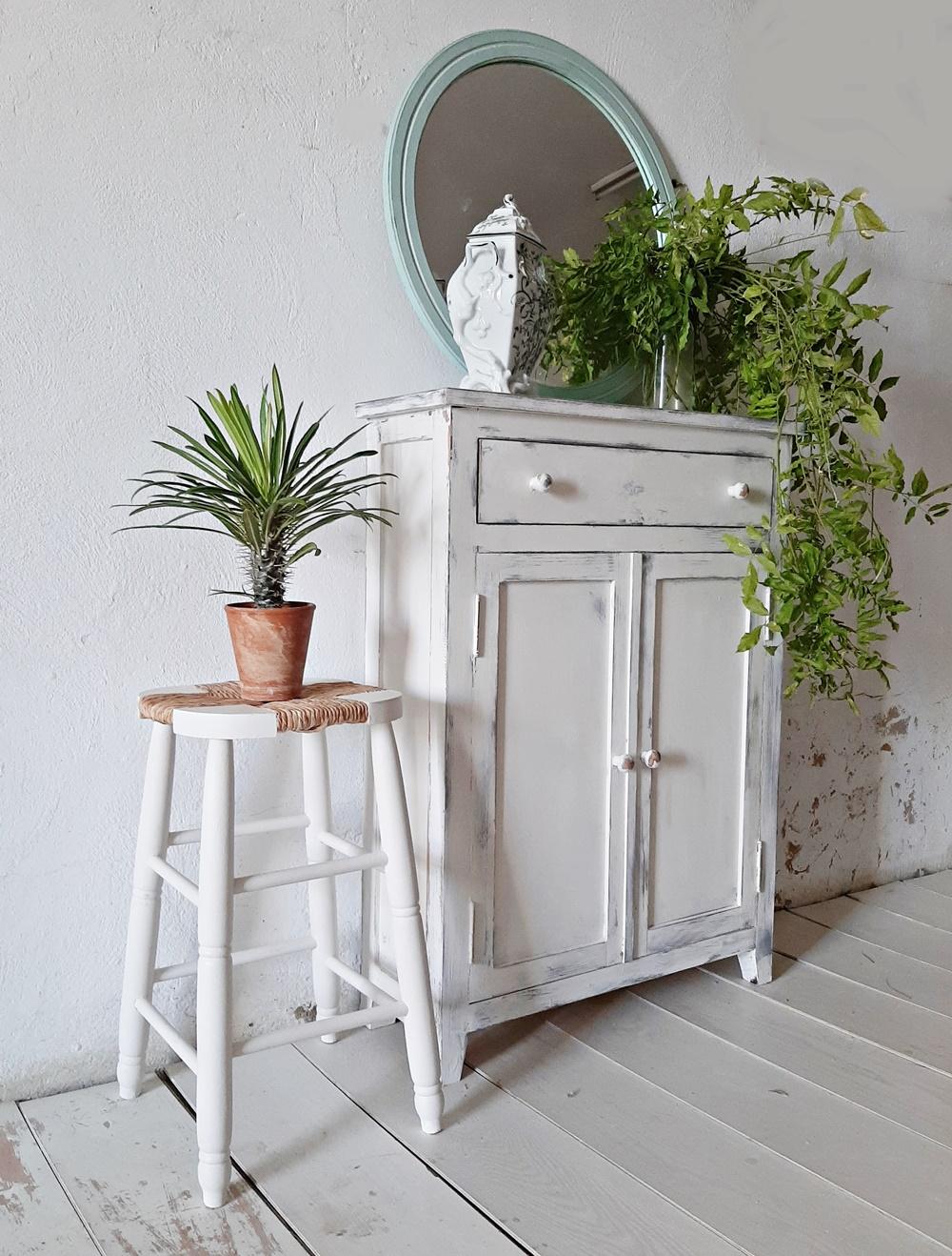 Mueble auxiliar rústico chic en blanco | Bohemian and chic