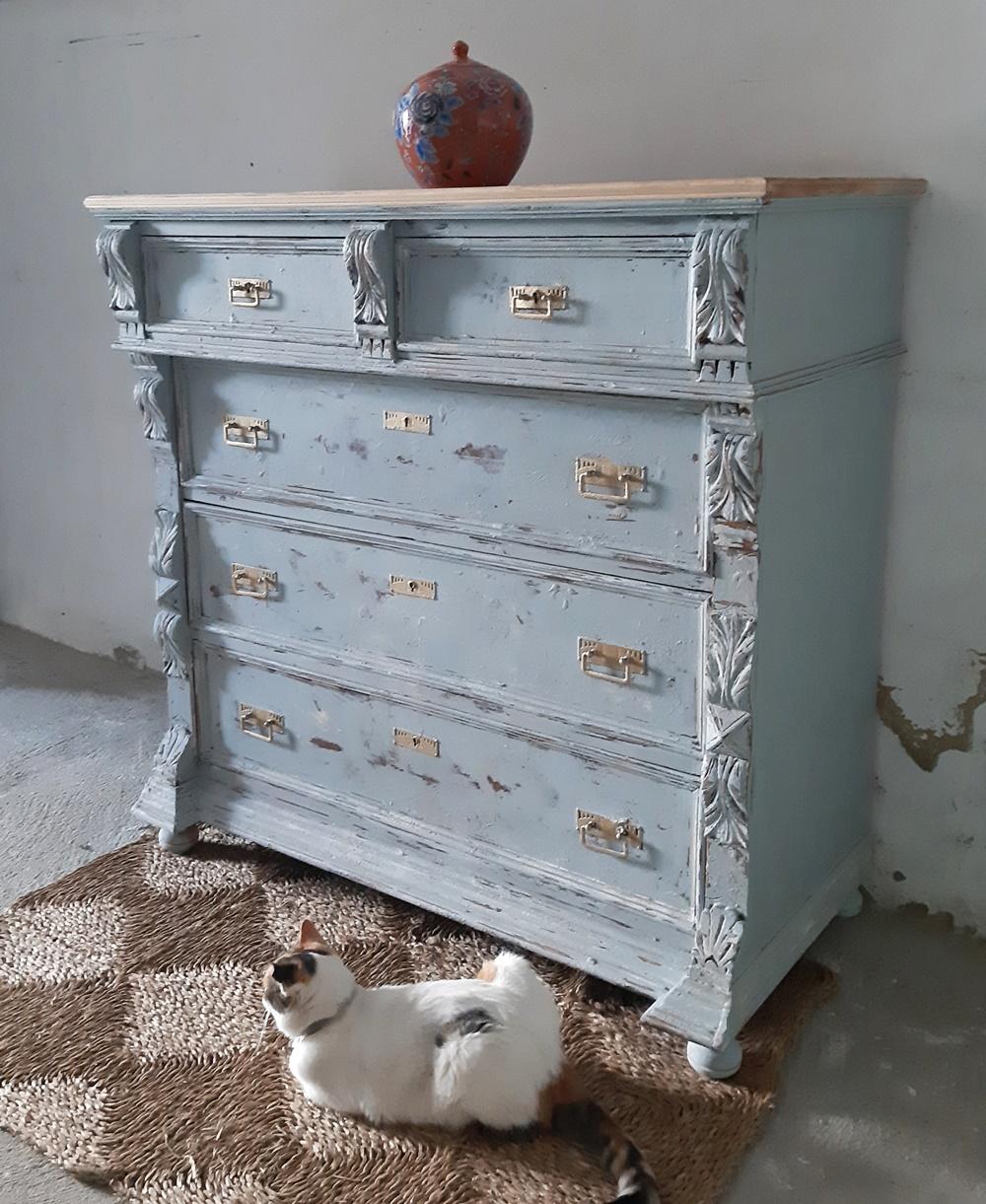 Cómoda alfonsina en azul grisáceo decapado | Bohemian and chic